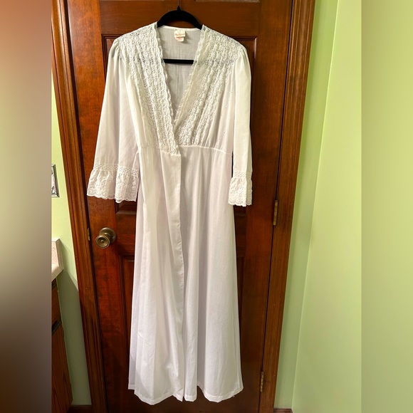 Avantique | Intimates & Sleepwear | Avantique Beautiful Vtg Cottagecore ...